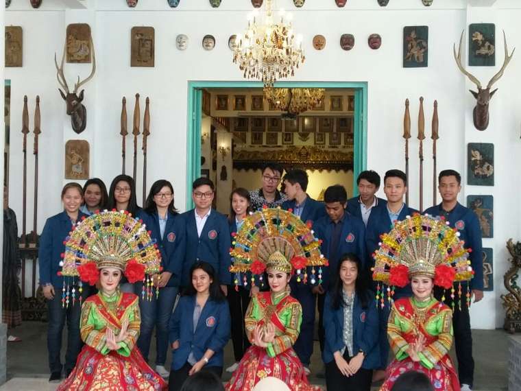 Kunjungan Mahasiswa UBAYA di Museum Gubug Wayang