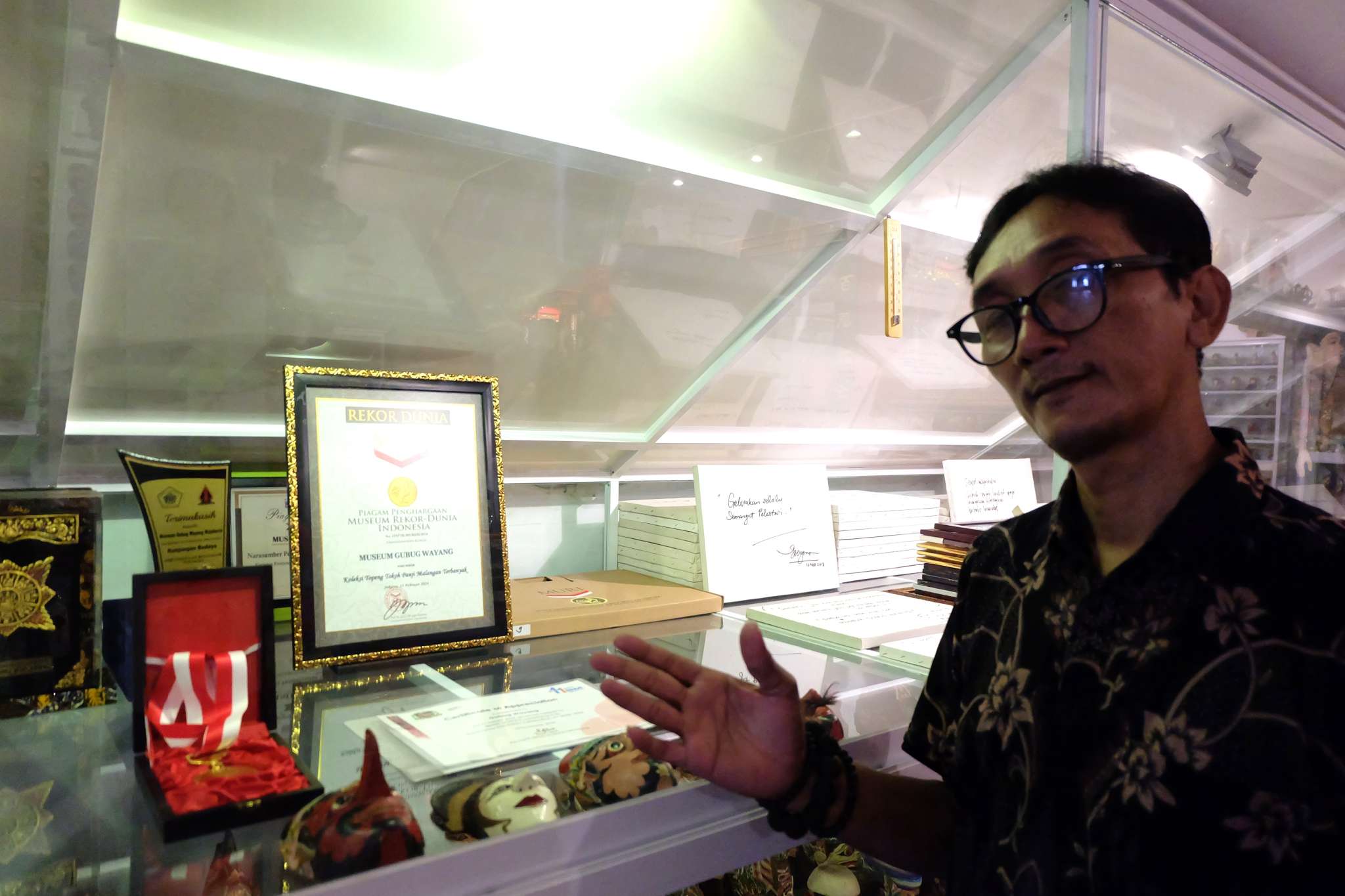 LAMPAUI TARGET! Penghargaan MURI Koleksi Museum Gubug Wayang - Museum ...