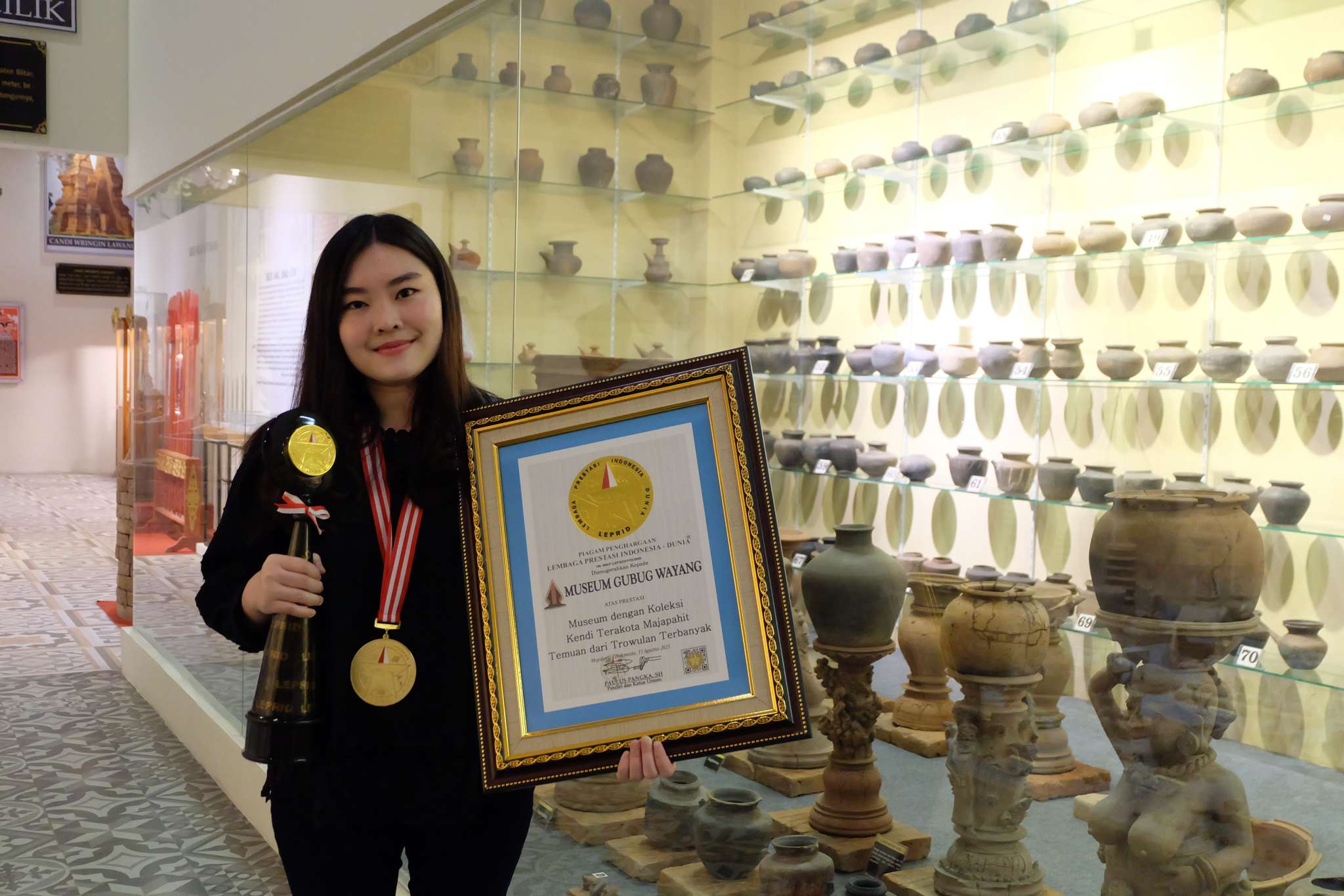 KOLEKSI KENDI MAJAPAHIT MENDAPATKAN REKOR KELAS DUNIA - Museum Gubug Wayang